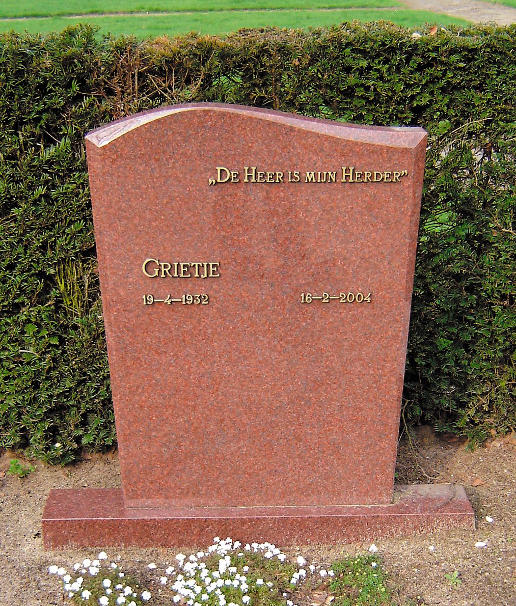 Staand monument Ruby Red graniet | Baarnsche Steenhouwerij Kreuning